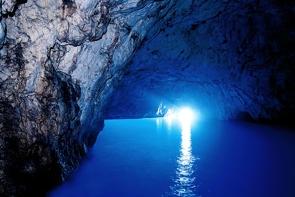 La Gruta Azul de Capri es conocida mundialmente por su tamaño y el ...
