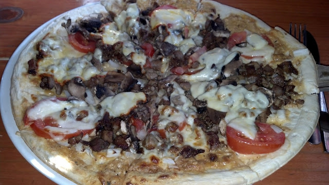 Food, Des Moines, Awesome: Hessen Haus - Hunter's Pizza