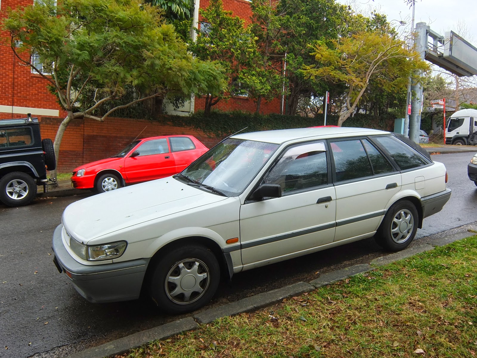 Aussie Old Parked Cars: 1992 Nissan Pintara Superhatch Executive
