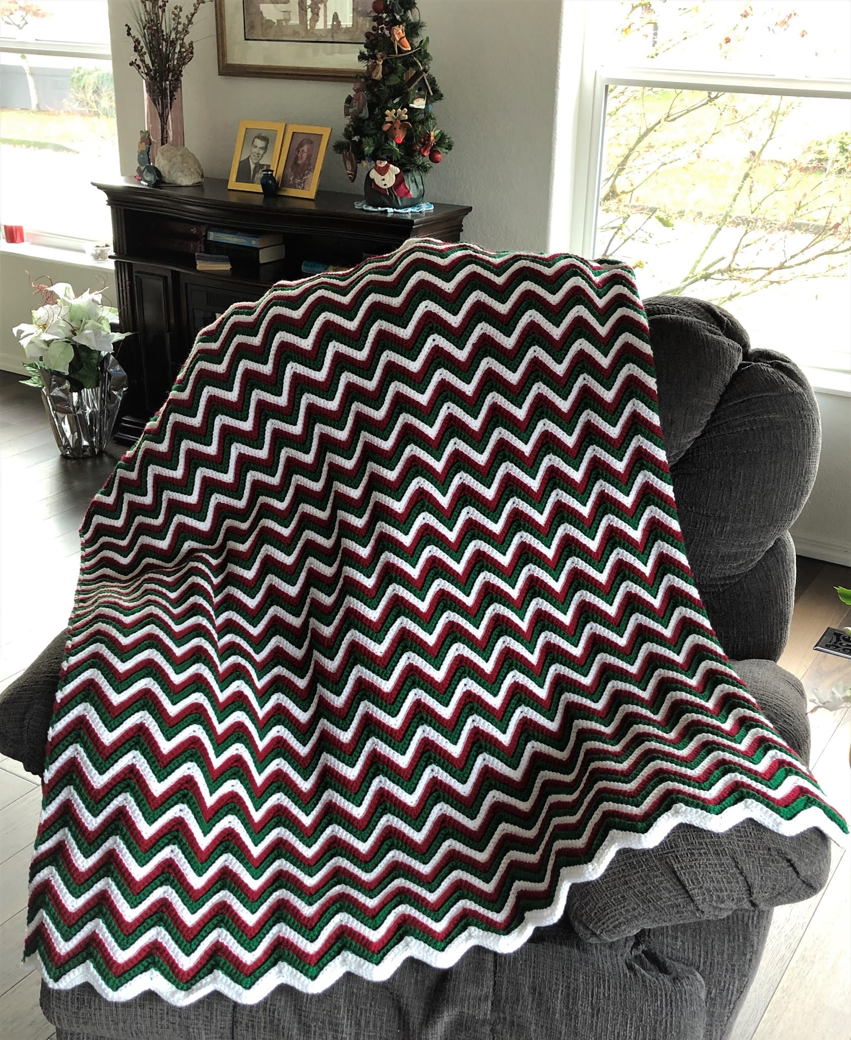 Just East of Eden : MOD CHRISTMAS CHEVRONS LAPGHAN PATTERN