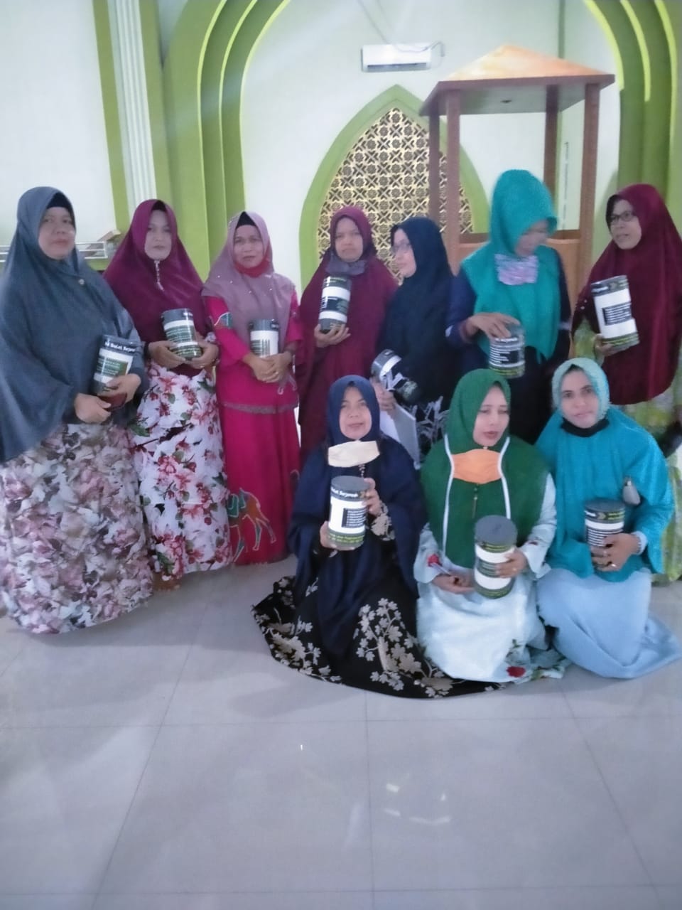 Kaum Ibu Antusias Menerima Tabung Infak - Masjid Al-Muhajirin