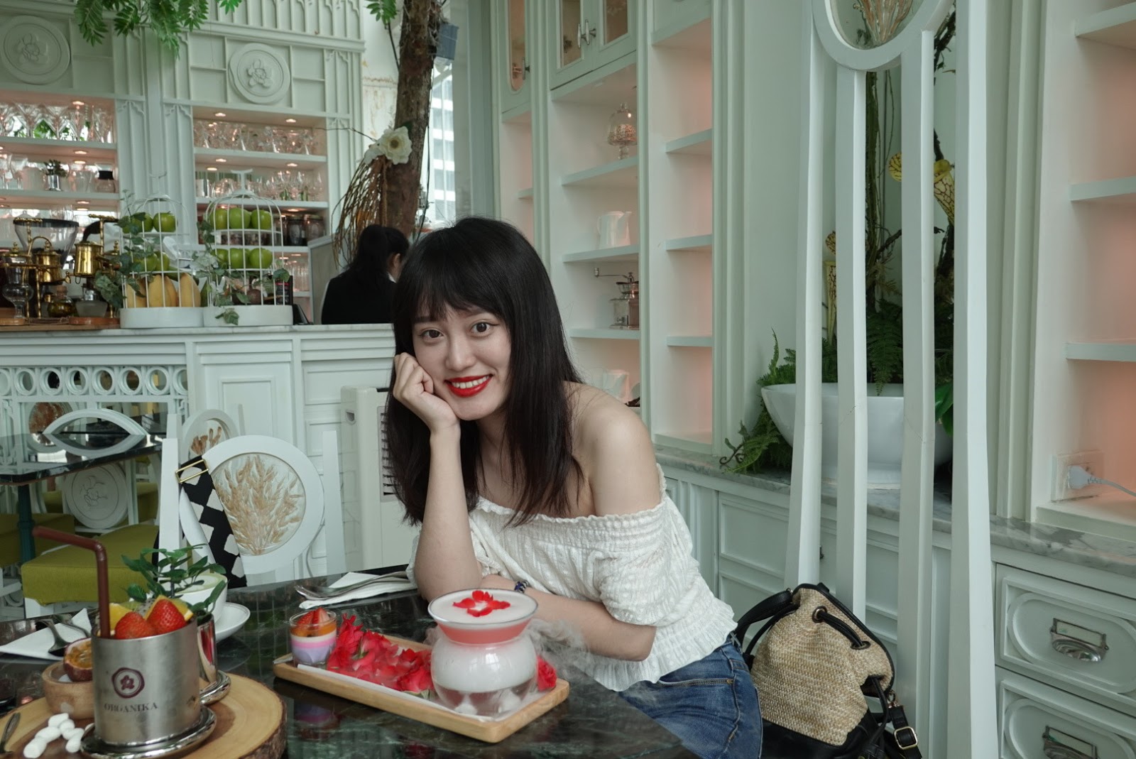 泰國｜曼谷｜咖啡廳｜Organika House Cafe，絕美玻璃屋與浮誇的調酒們 - Zoey's Journey ︎