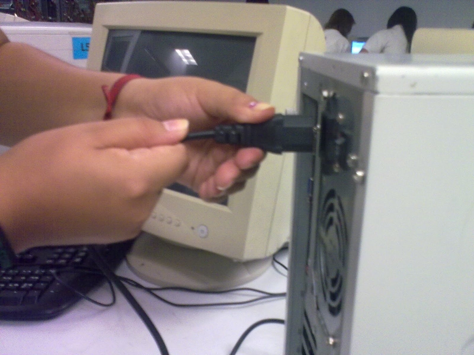 quiuboleconmicompu - Pasos para desarmar una computadora: