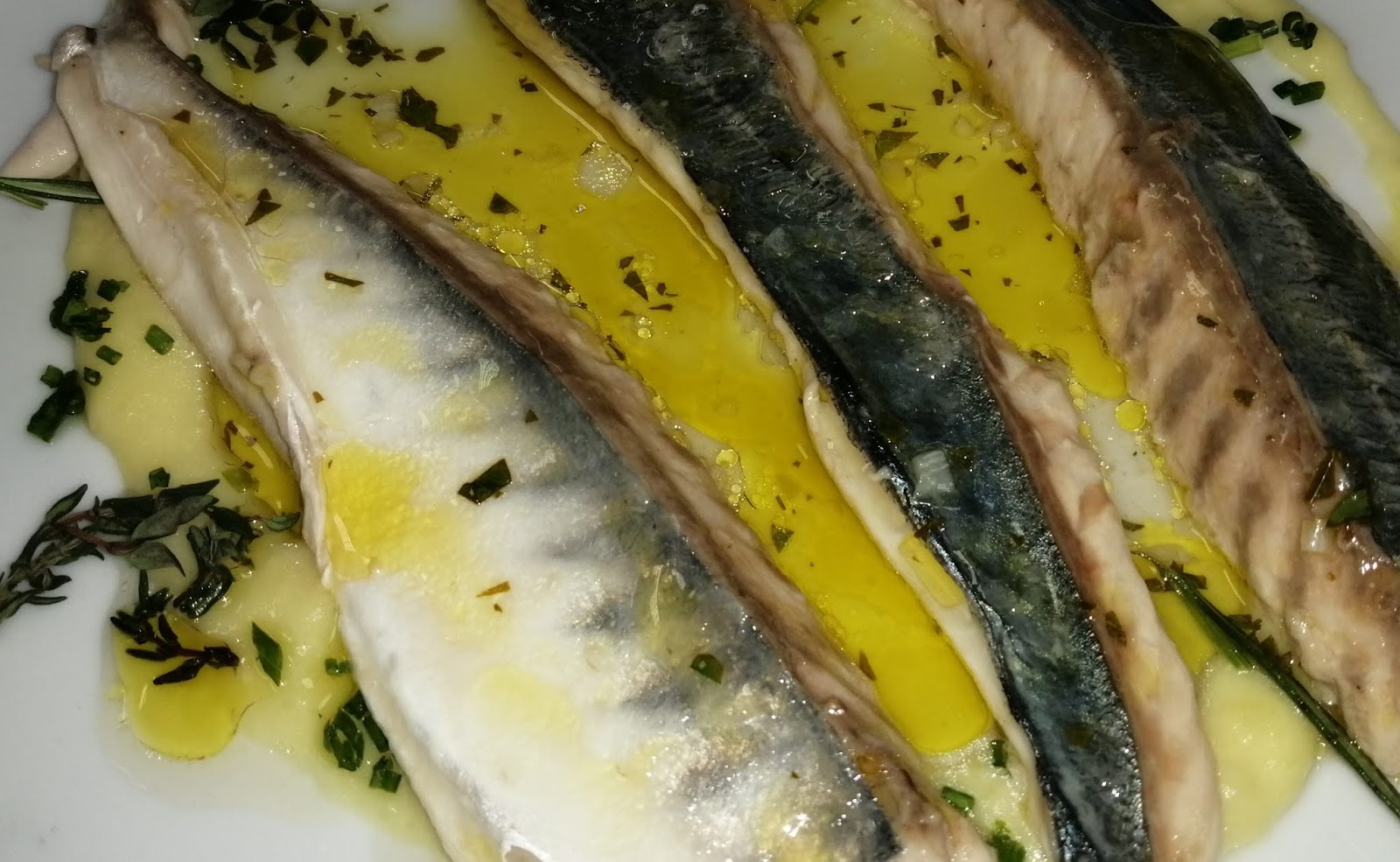 Txitxarro al horno con vinagreta de Txakoli y ajo dulce. Juan Mari ...