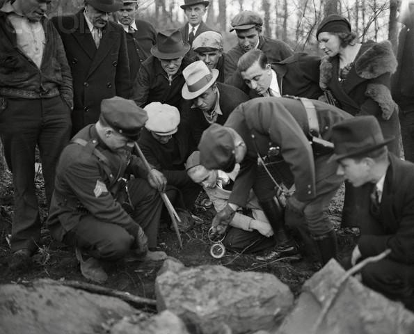экспертиза осматривает задний двор дома фиша обнаружение останков грейс ...