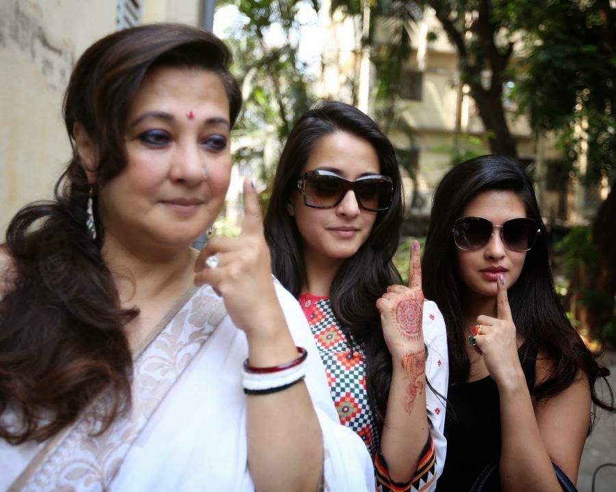 Raima Sen Munmun Raima Riya Sen Together