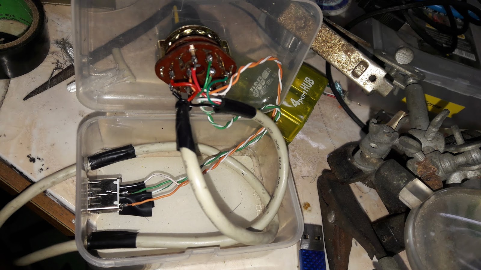 Cavy Lab: DIY USB KVM selector using audio selector. (1 keyboard -> 2 ...