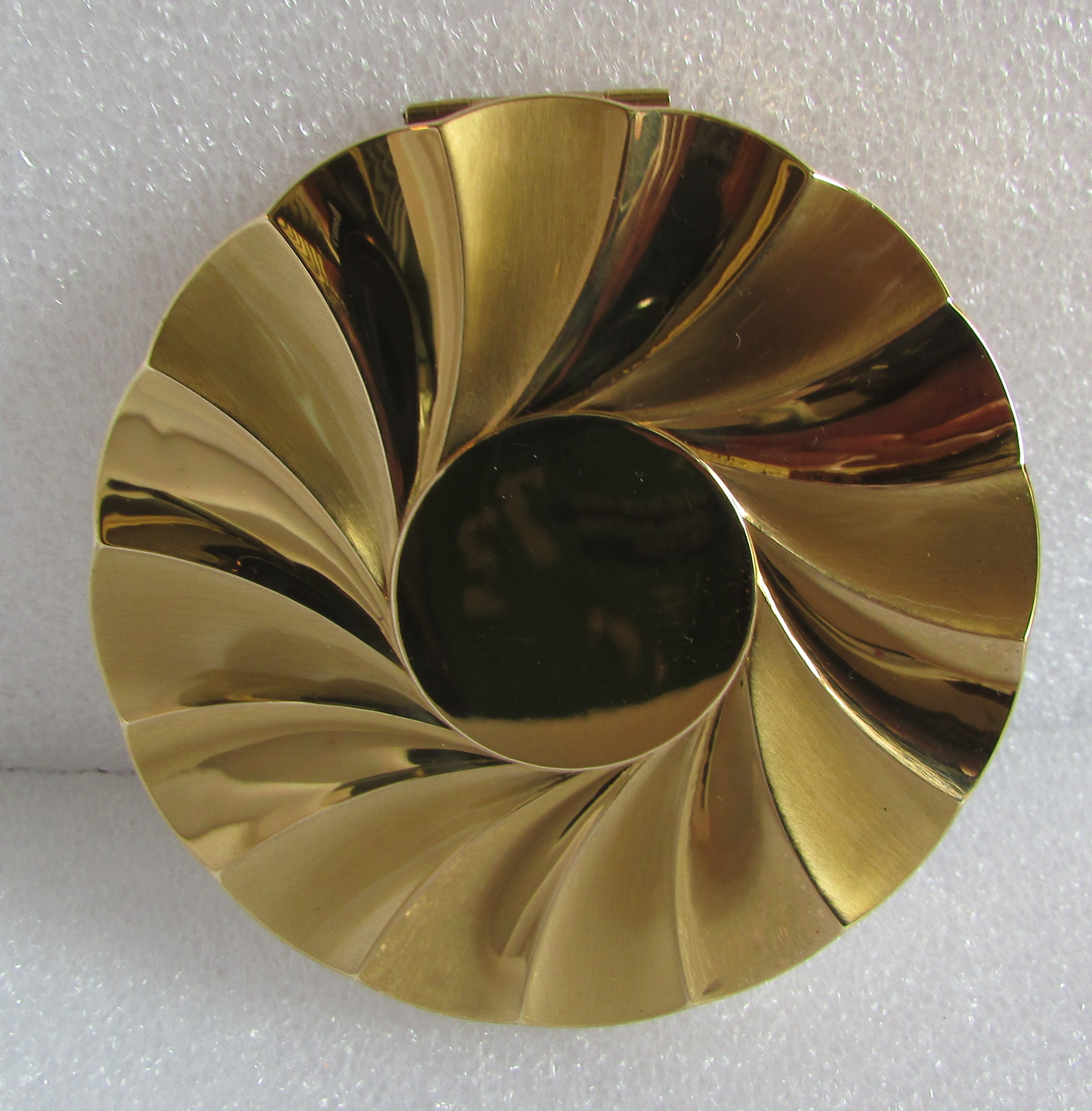 Majestic loose powder compact