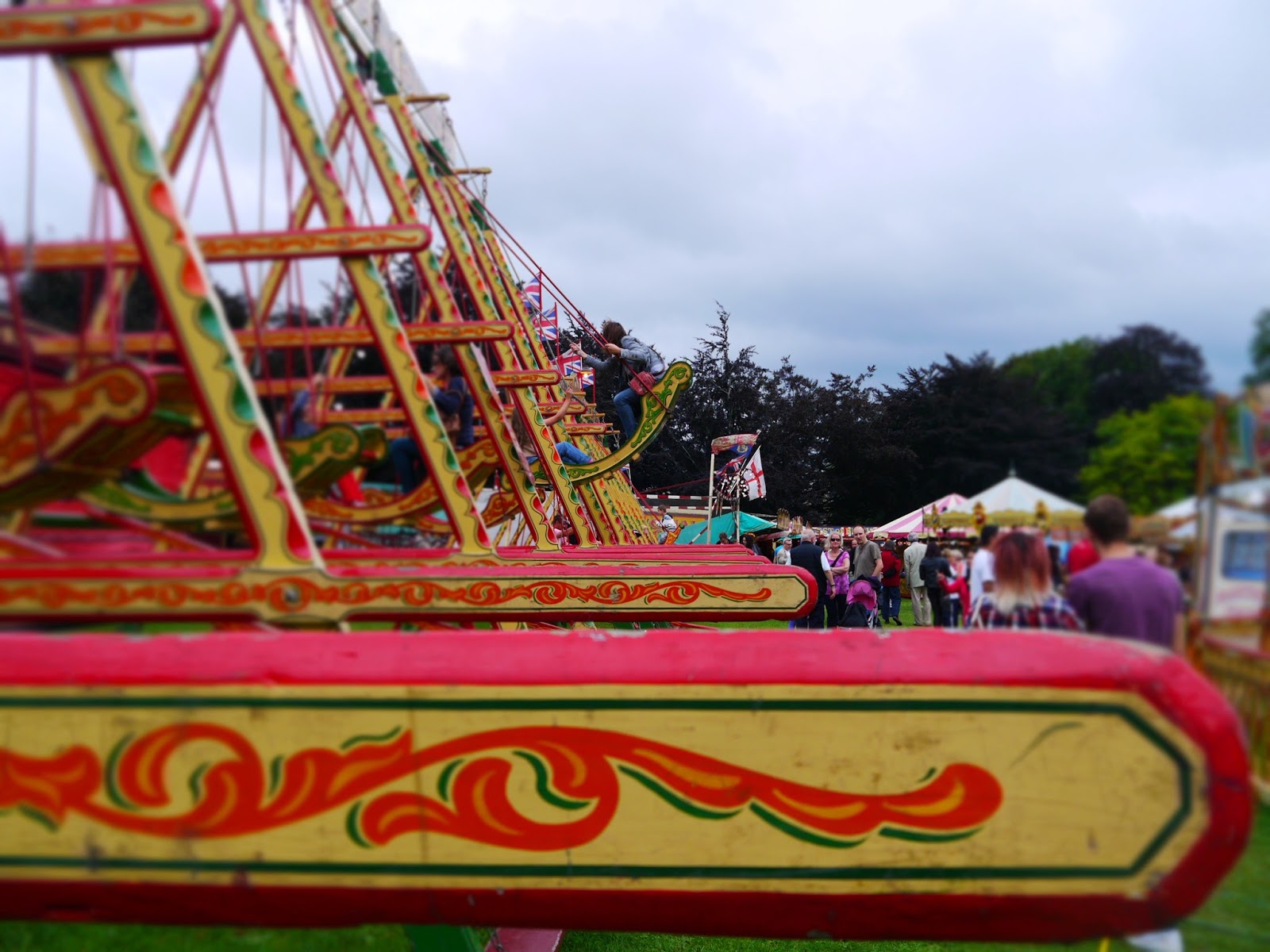 duck in a dress: Colours, Graphics and Lettering at the Fairground