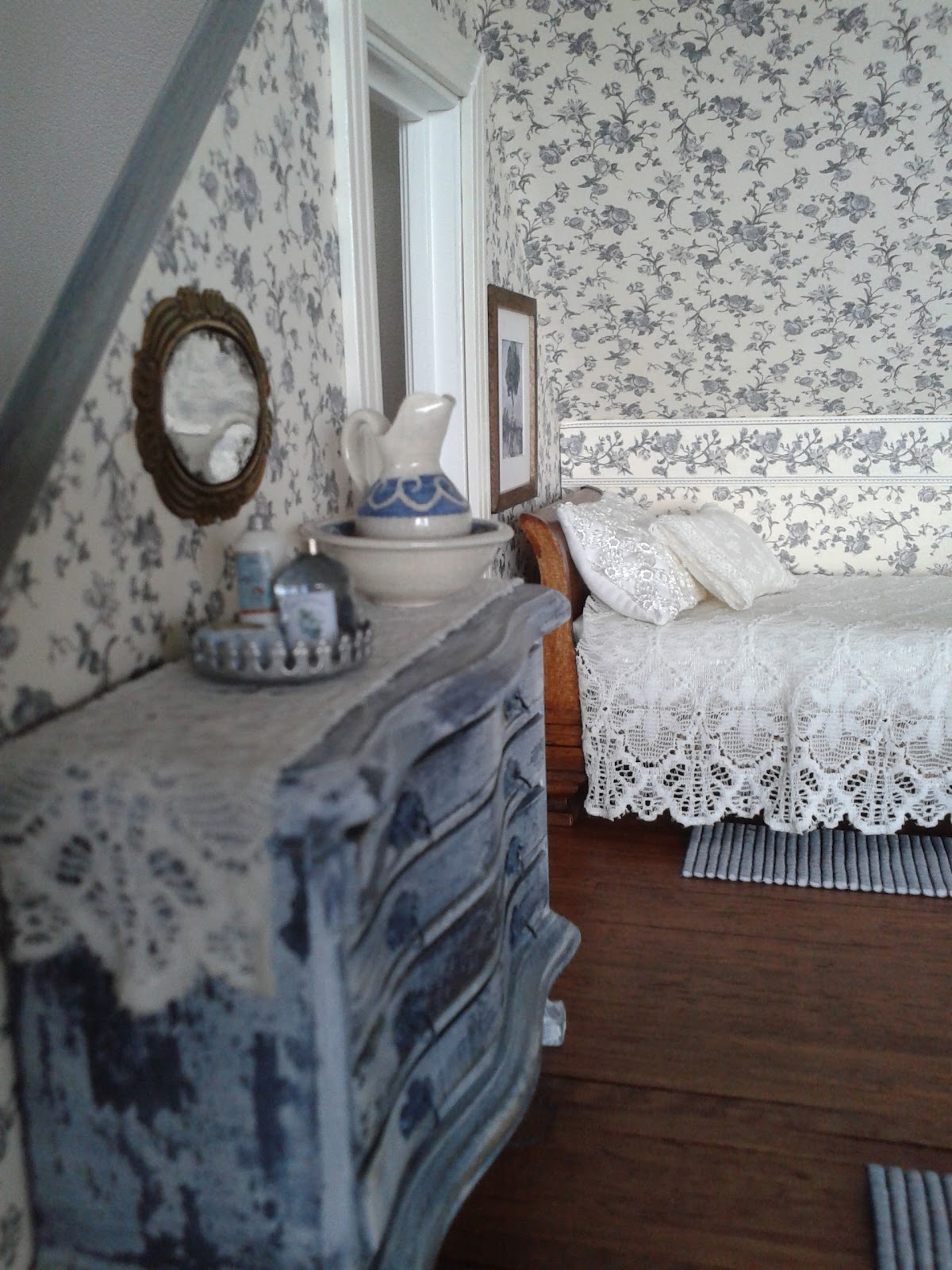 Miniature House: Dressing table in the attic