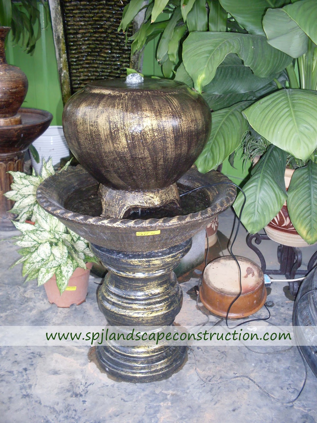 Penuhi sudut dengan mini water feature | Landscape Construction