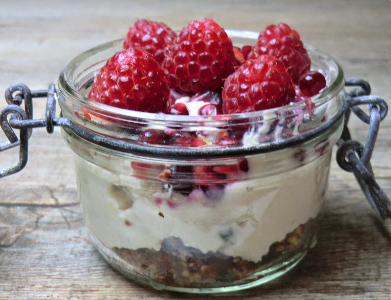 Verrine aux fruits rouges, à la noix de coco et aux fruits secs sans ...