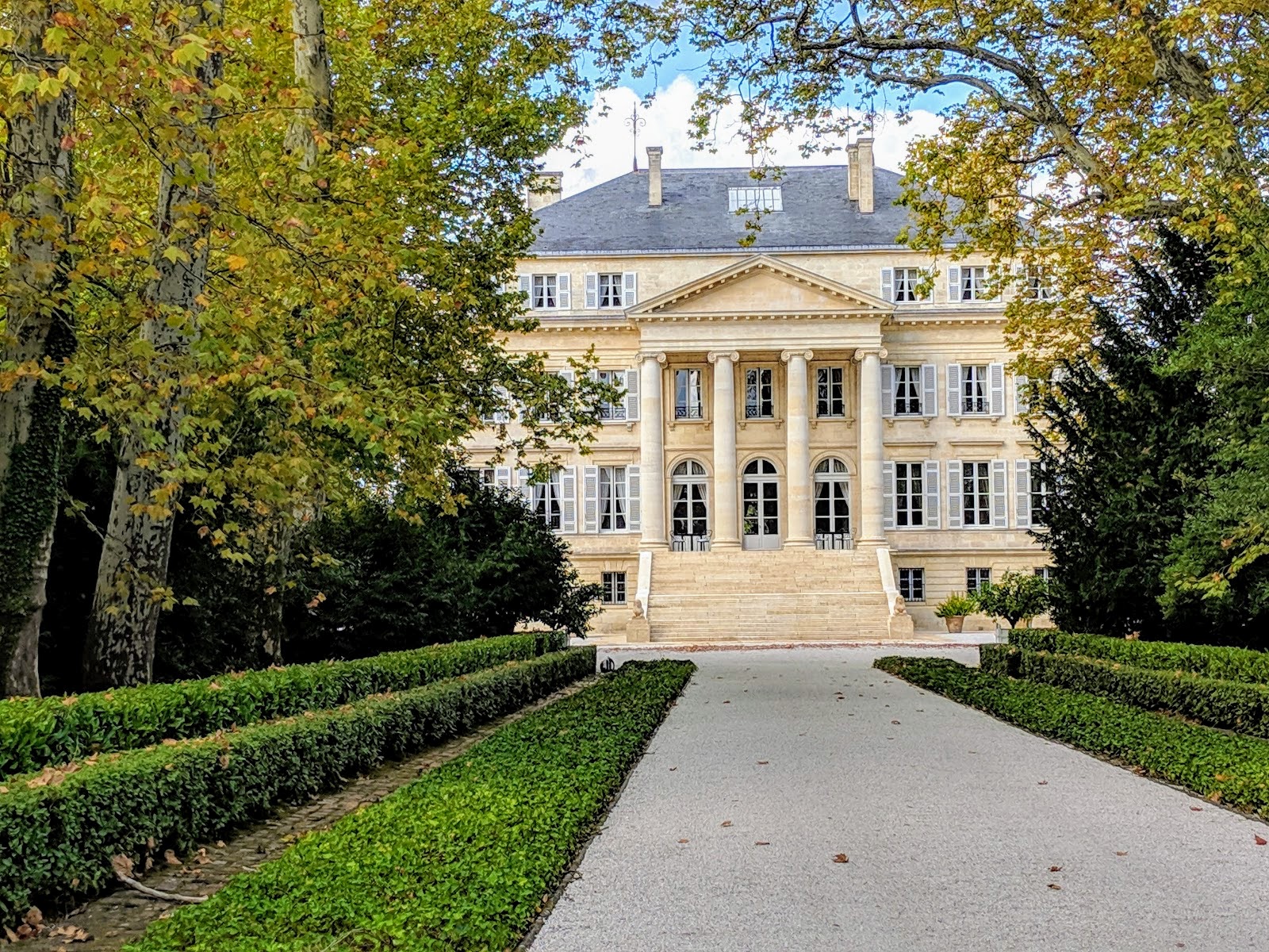 Médoc or St. Emilion? How To Choose the Best Bordeaux Day Trip