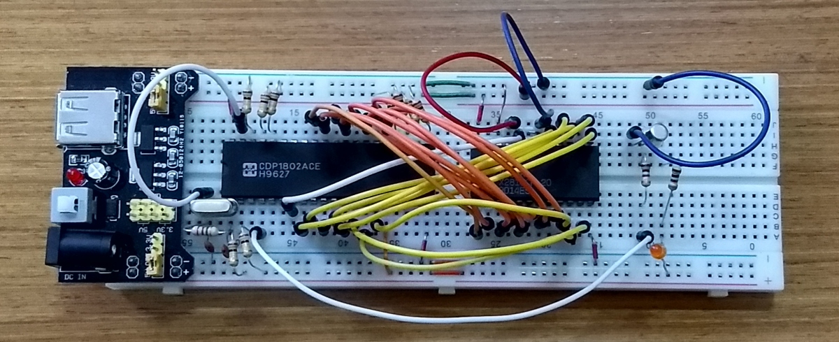 DQSoft: Piscando um LED com o CDP1802