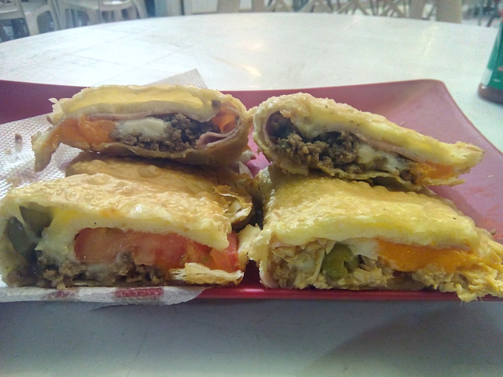 Um pastel bem grande, com bastante recheio e saboroso, mas chega a ser ...