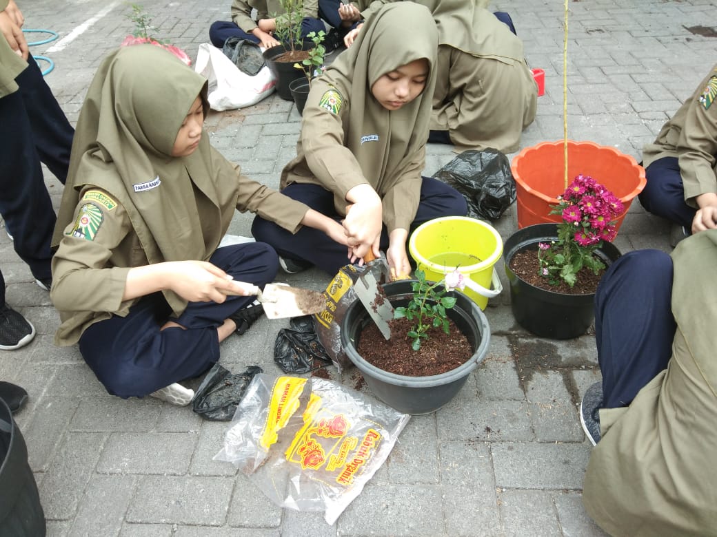 MOS AJARKAN SISWA TANAM TANAMAN DALAM POT
