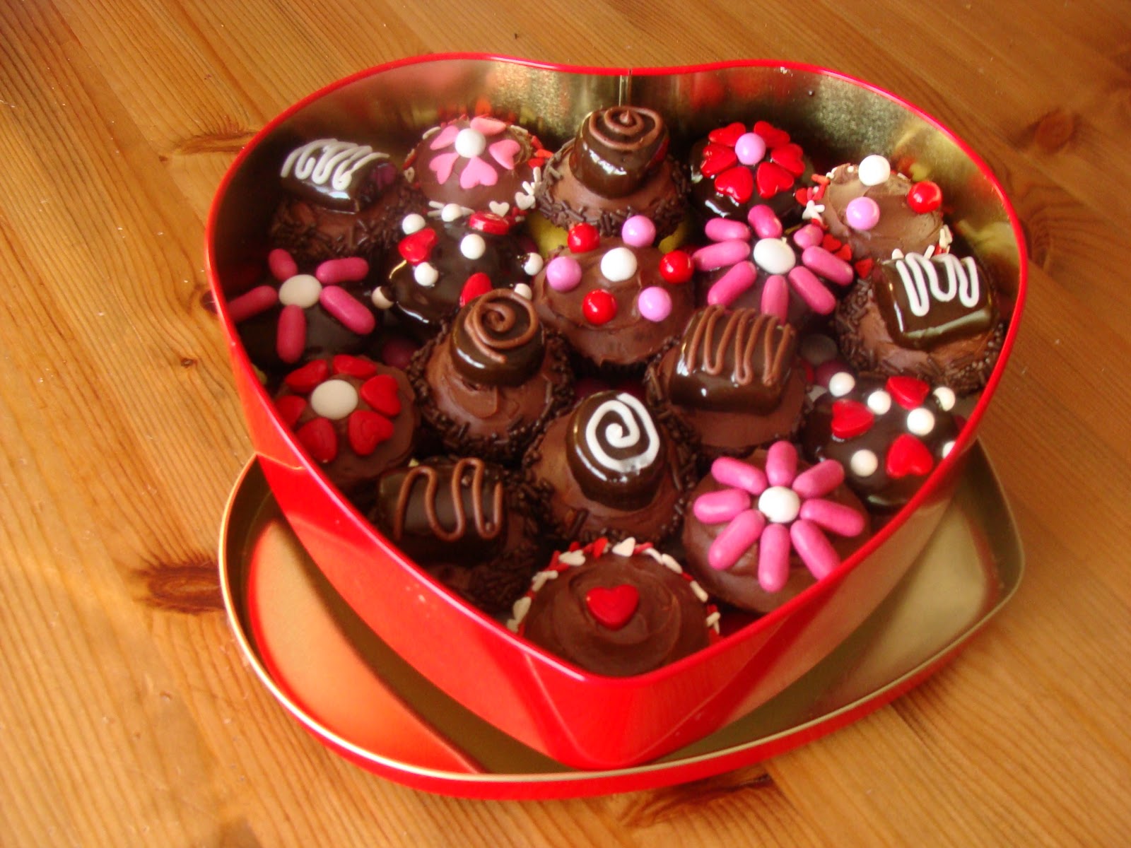 Sweet Treats by Bonnie: Valentines "Box of Chocolates" Cupcakes