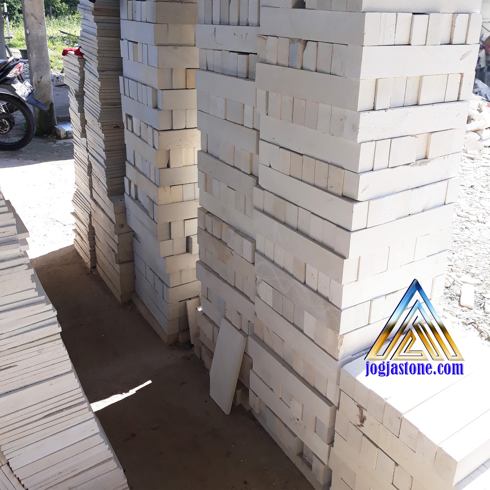 Batu alam tempel dinding Candi dan Putih