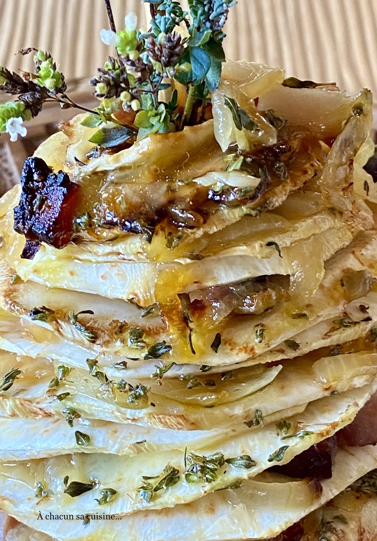 Millefeuille de céleri braisé au four, compotée d’oignons au beaufort ...