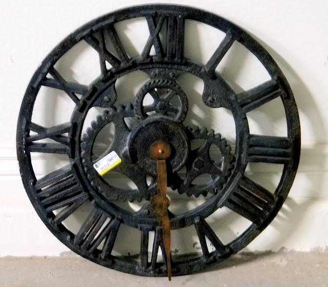 Little Bit of Paint: Thrifty Thursday: $12 Pallet Clock