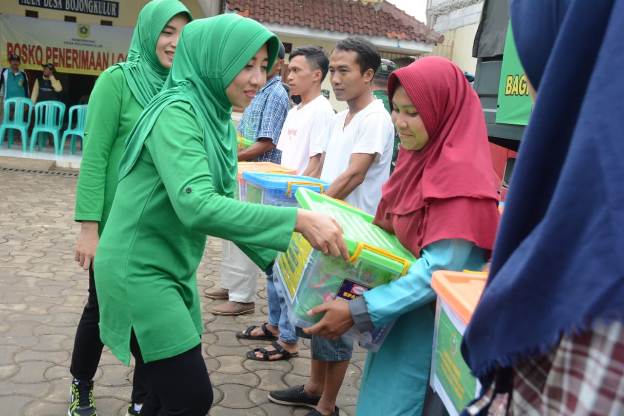 Ketua Persit KCK PD IIi/Siliwangi Dan Dharma Pertiwi Daerah C Berikan Bantuan Kepada Korban ...