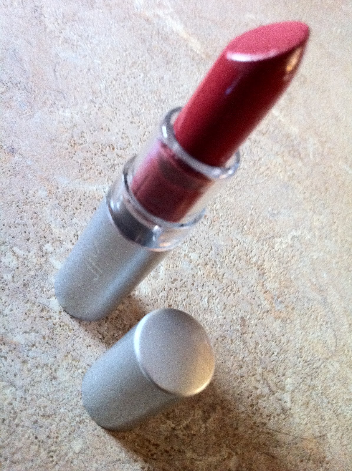 Dee Lovelly: Review : e.l.f lipstick