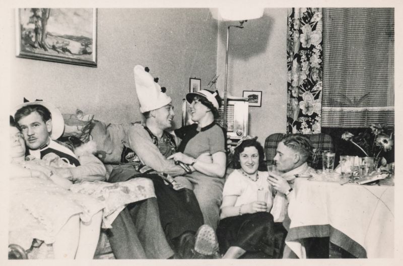 45 Found Snaps Capture People Celebrating at Their Parties From Between ...