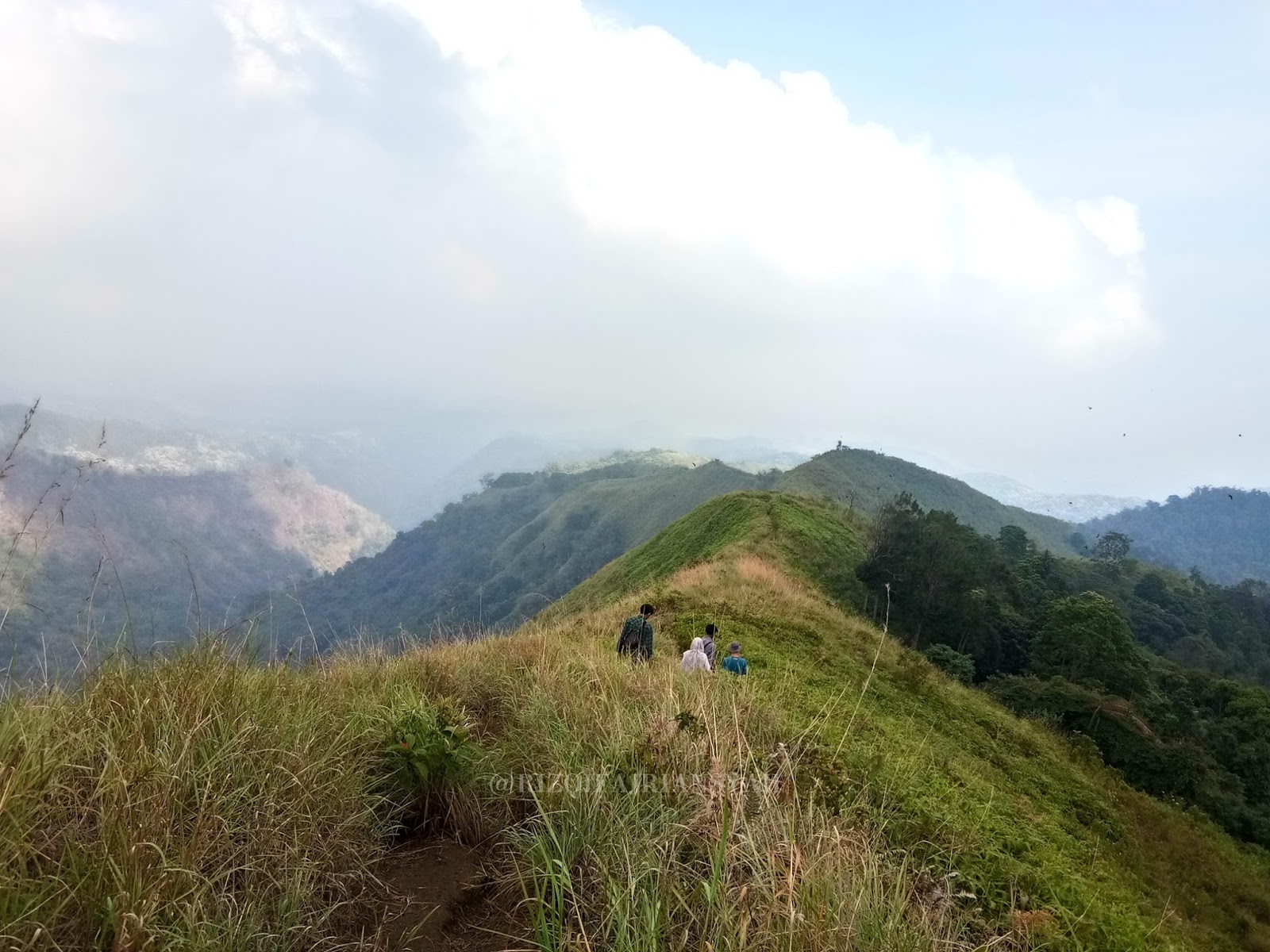 DESTINASI JAWA TIMUR: PUNCAK WATU JENGGER (GUNUNG JOKOMUJUNG)
