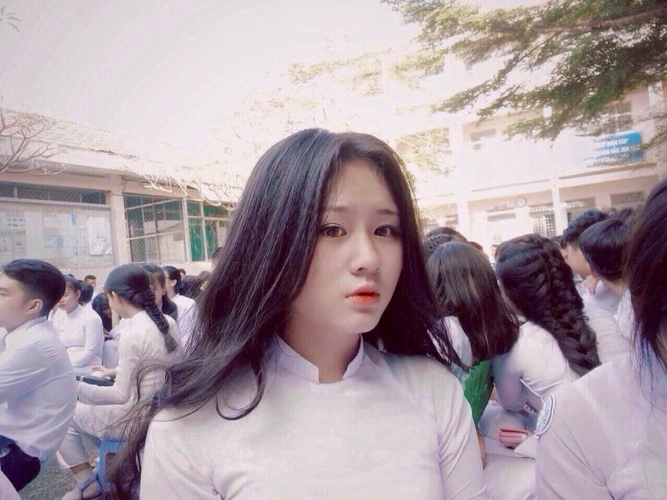 Josie Nguyễn Hân - A girl should be like a butterfly,pretty to see but ...