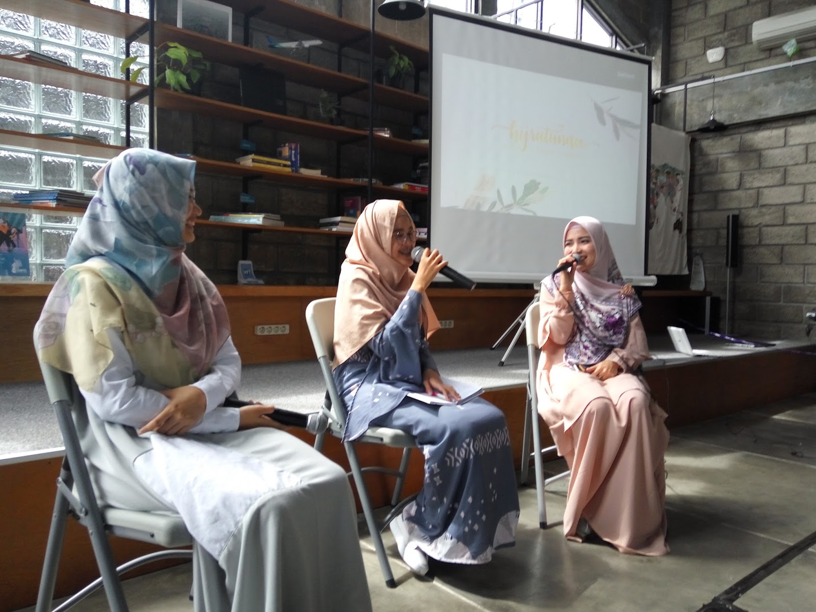 Menjadi Muslimahpreneur Sukses Dunia Akhirat - kartikanugmalia.com