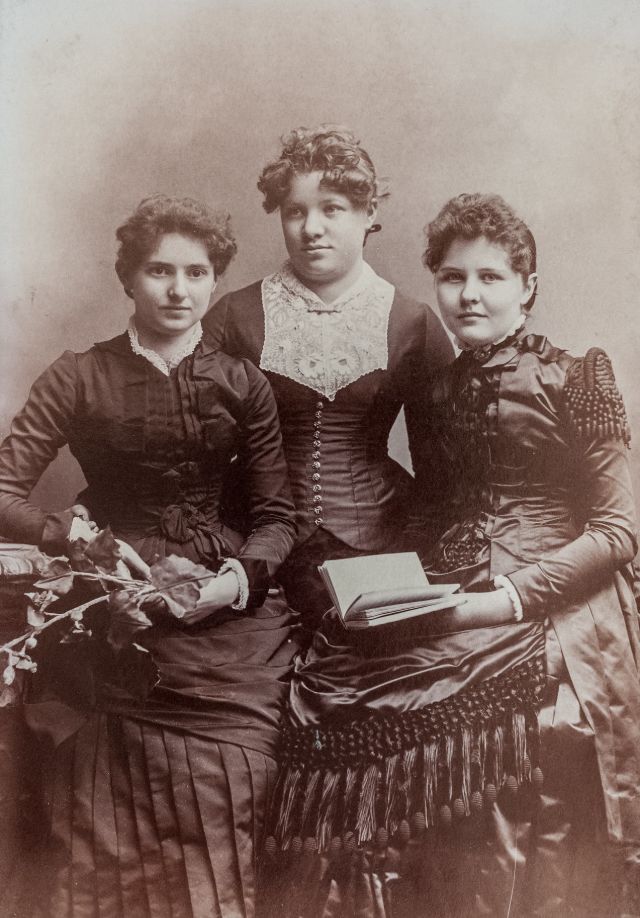 Victorian Readers: 40 Vintage Portraits of People Posing With Their ...