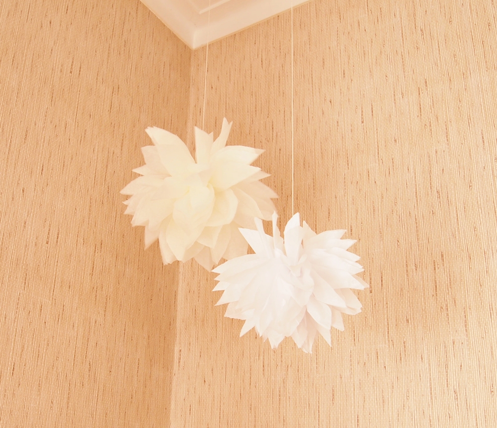 The Busy Woman and the Stripy Cat: How to make paper pom pons ~ Como ...