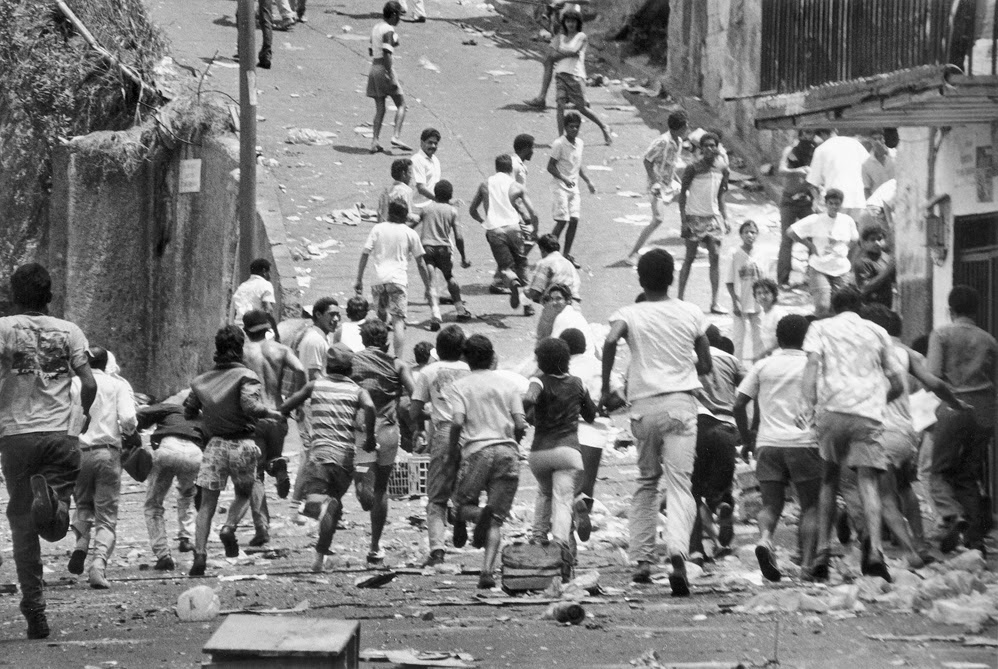 Venepoetics: Turba nuestra (o el otro bicentenario) / Eduardo Febres