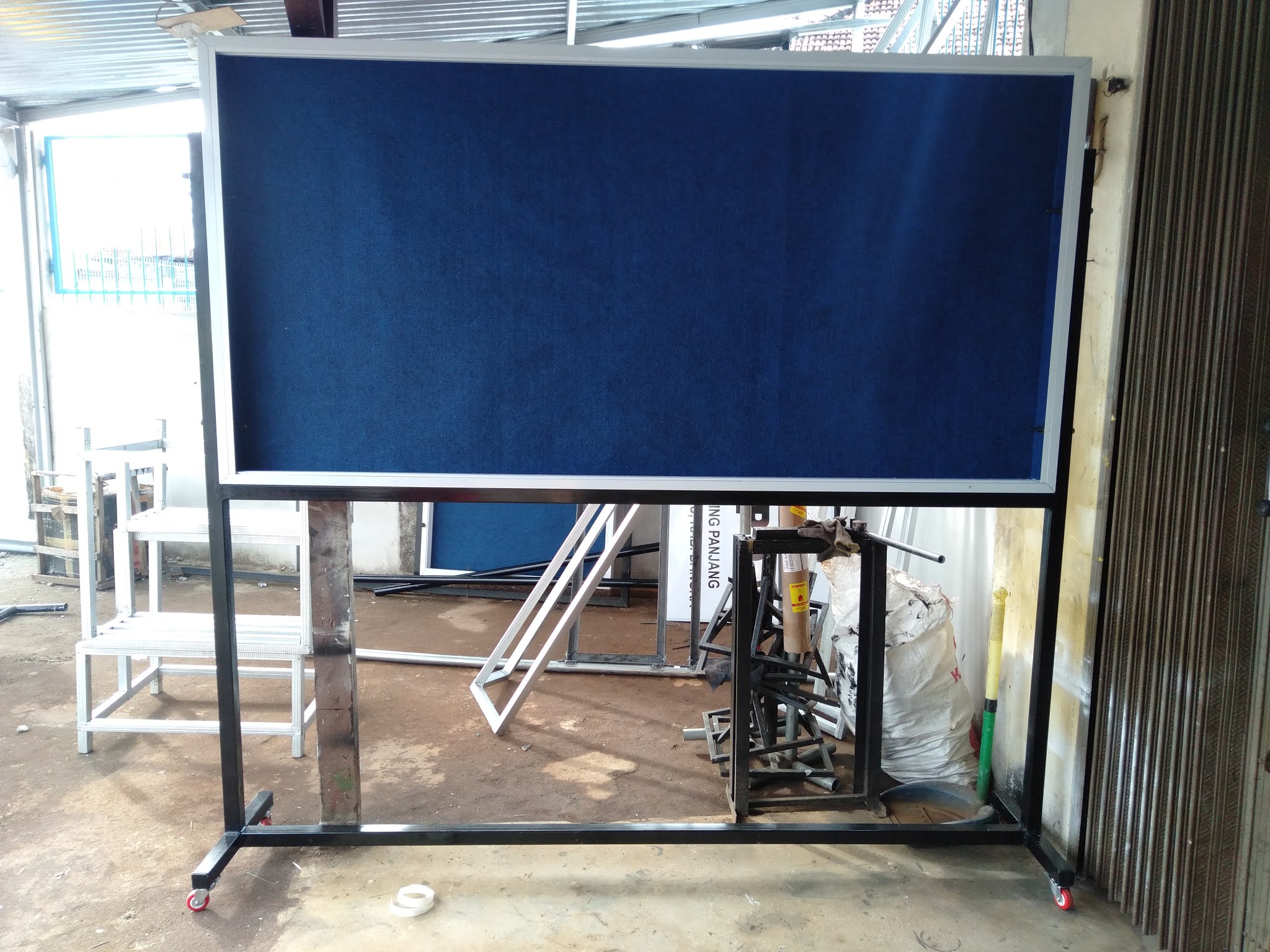 PAPAN MADING STANDING + KACA DAN KARPET - KIREINA MEDIA