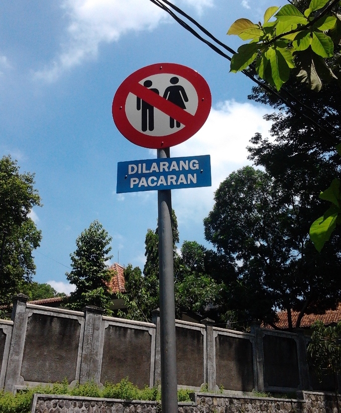 UNS : Kampus dengan rambu "DILARANG PACARAN" ~ Dokter Berpeci