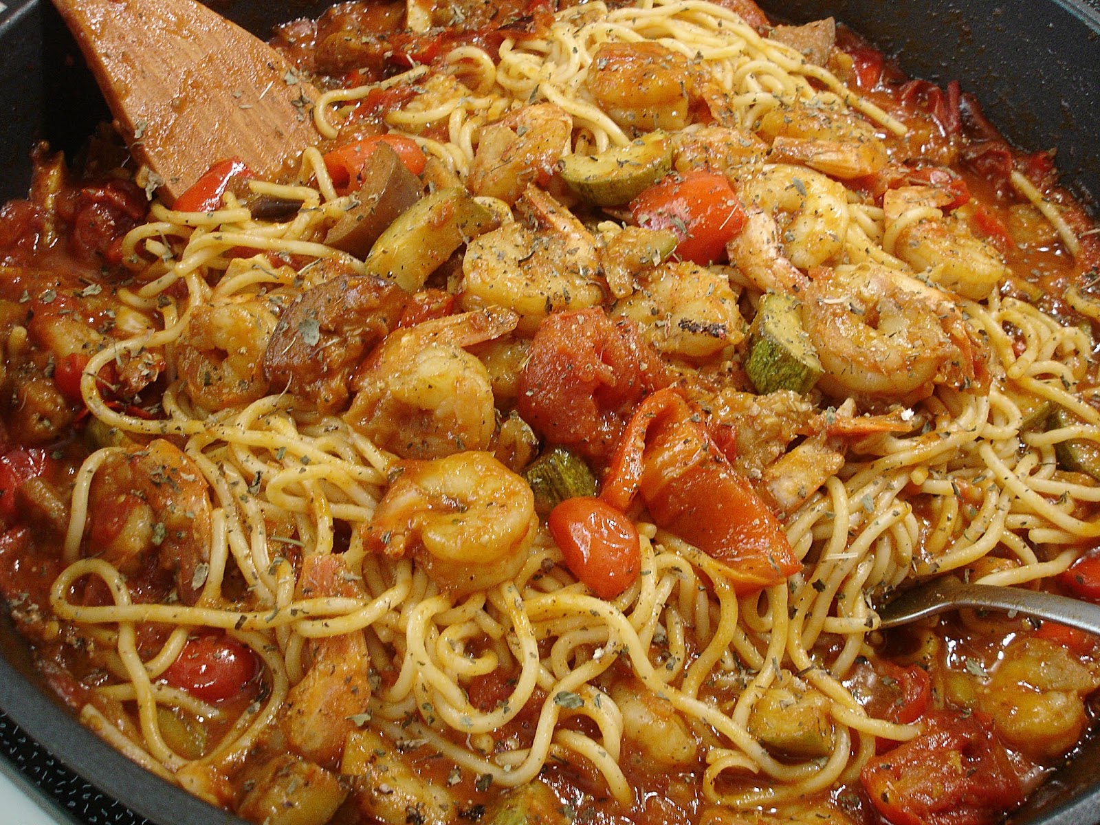 ΓΑΡΙΔΟΜΑΚΑΡΟΝΑΔΑ ΜΕ ΚΟΚΚΙΝΗ ΣΑΛΤΣΑ ΚΑΙ ΛΑΧΑΝΙΚΑ