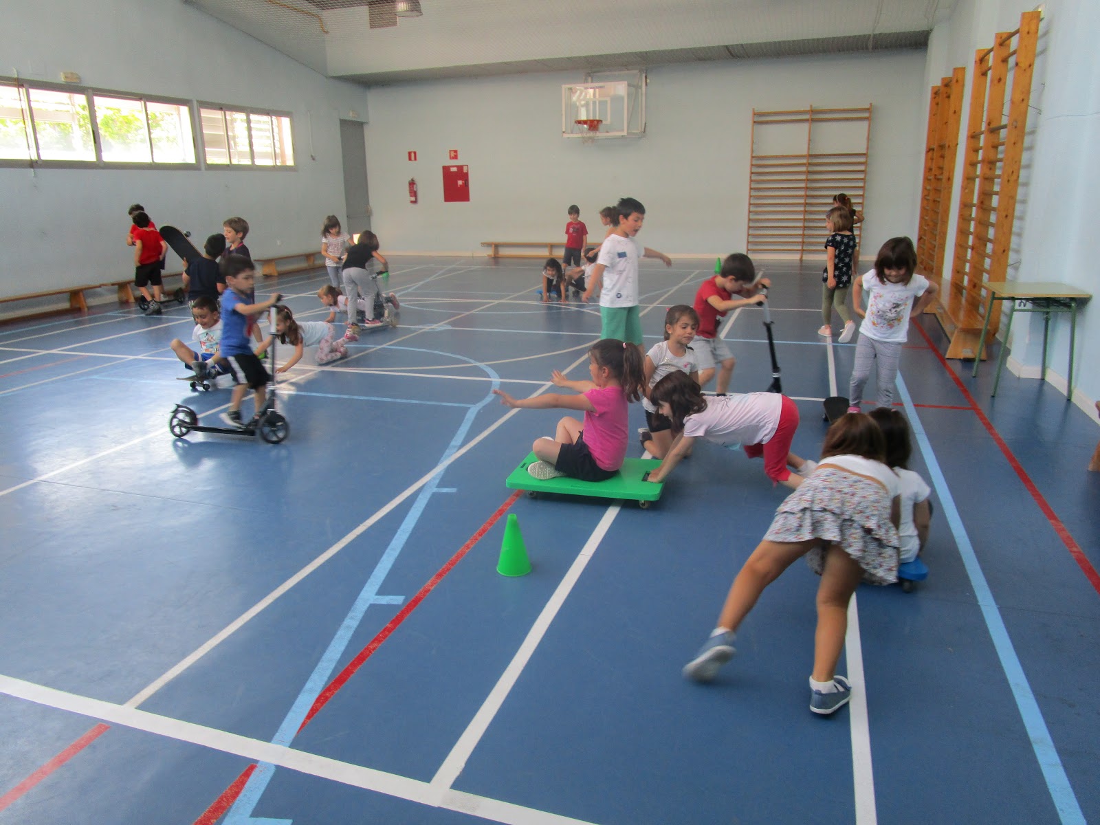 EDUCACIÓN FÍSICA: INFANTIL. APARATOS CON RUEDAS.