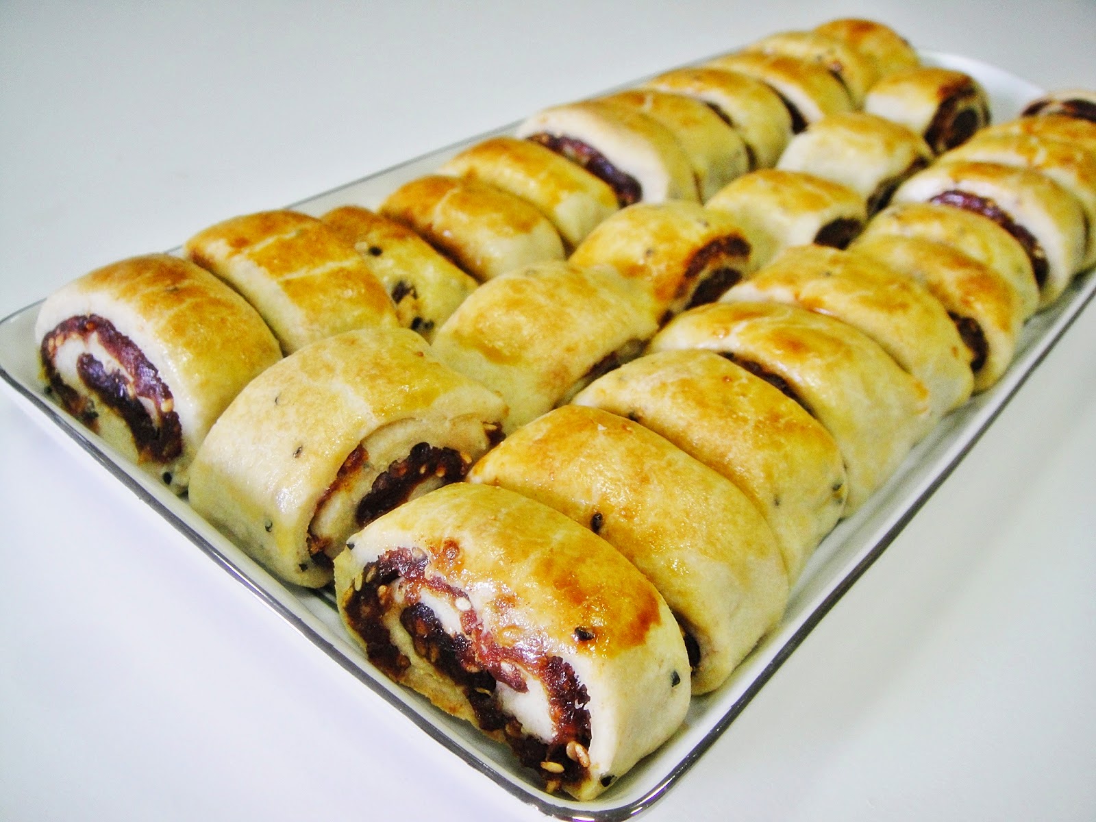 Maryam's Culinary Wonders: 777. Tradional Iraqi Date Kleicha