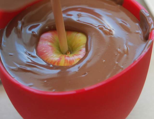 CARAMEL AND CHOCOLATE DIPPED APPLES FOR VALENTINE'S DAY - Hugs and ...