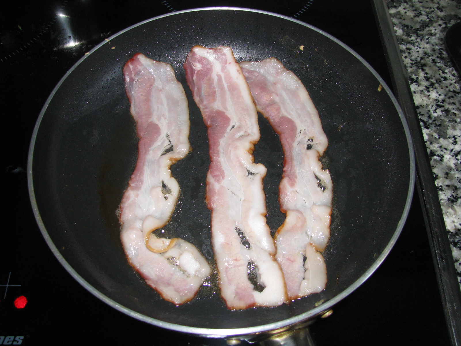 Picamos el bacon y lo mezclamos con tomate frito.Ahora empezaremos a ...