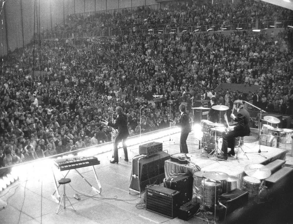50 Interesting Black and White Photographs of the Beatlemania During ...