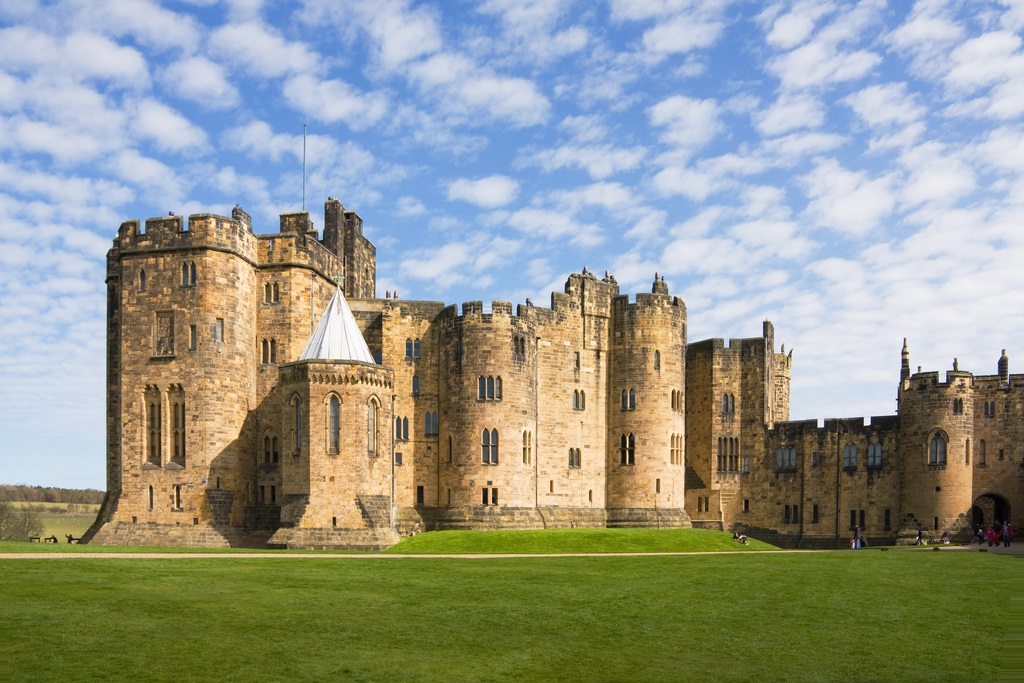 Alnwick Castle, Harry Potter Castle (with Map & Photos)