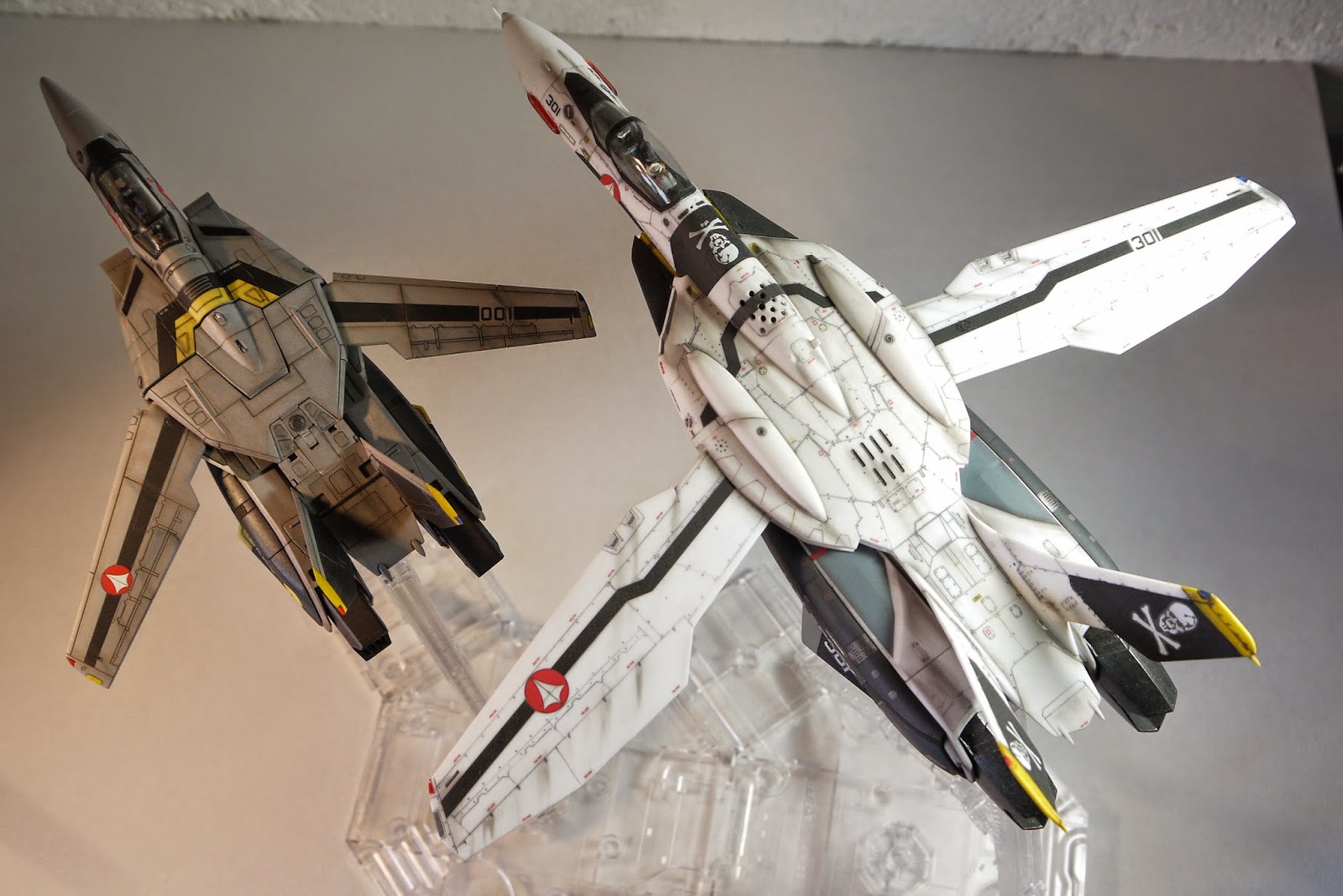 Mechs Without Skirts: 1/72 VF-1S by Bandai