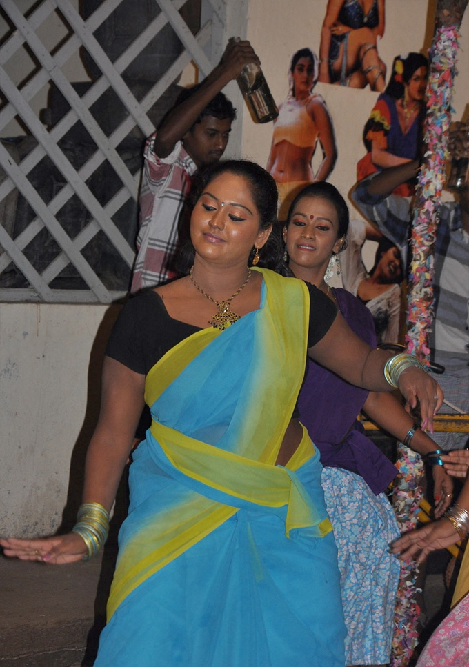 Tamil Movie Nanbargal Kavanathirku Item Song Stills ~ world actress ...