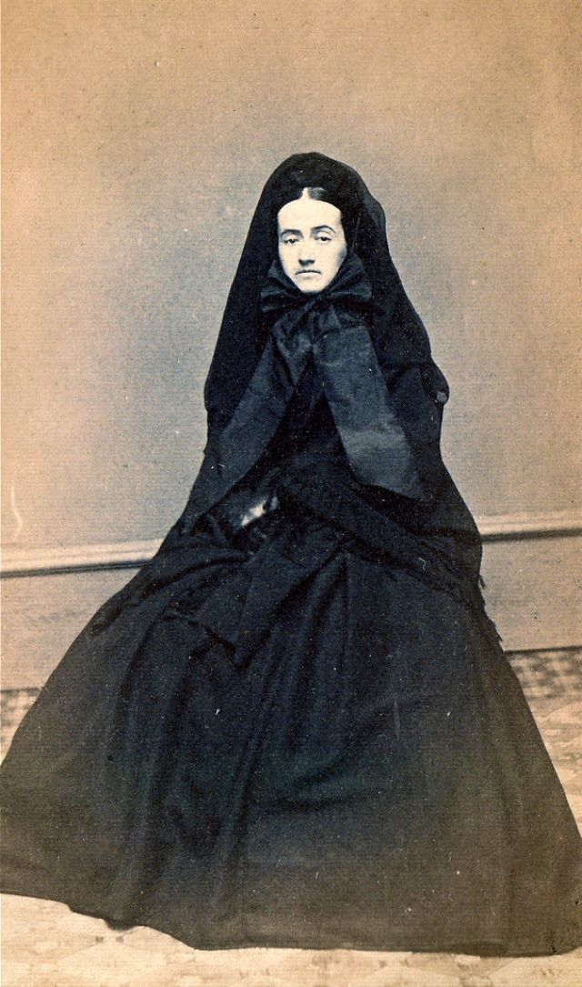 Victorian Widows: Graceful Photos of Young Women in Mourning Dresses ...