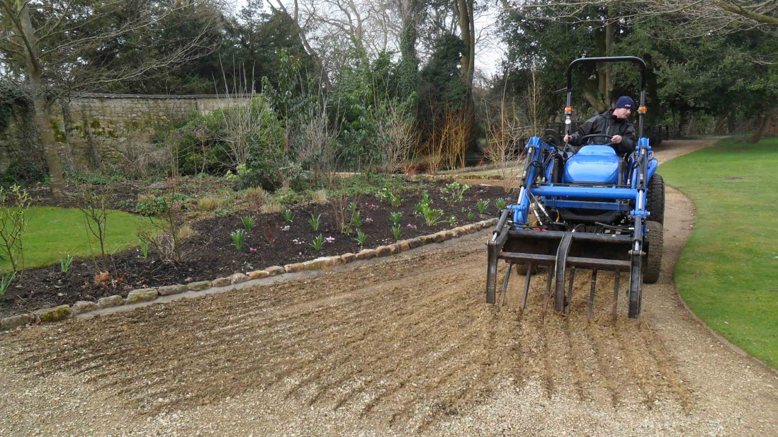 Worcester College Gardeners 2009-2018: Another 6 Tonnes Of Hoggin