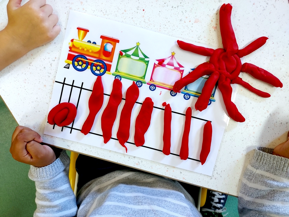 Le Journal de Chrys: Pâte à modeler en maternelle