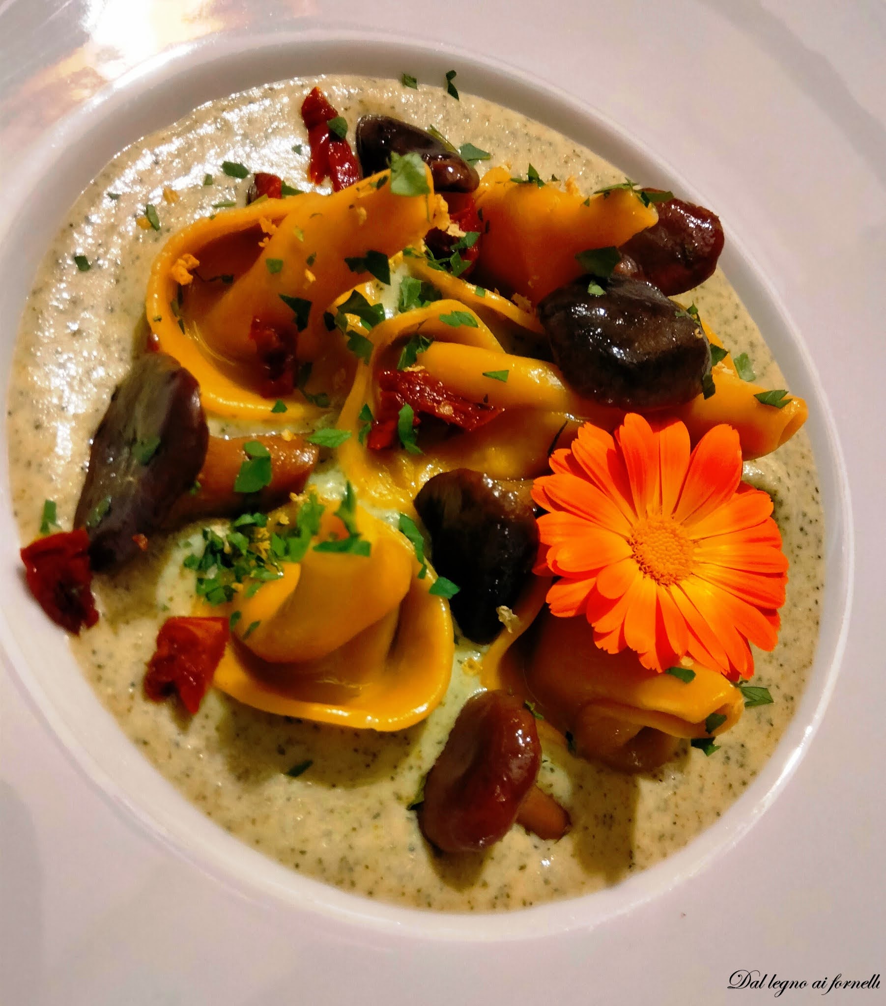 Cappellacci dei briganti con funghi cardoncelli pomodori secchi, su ...