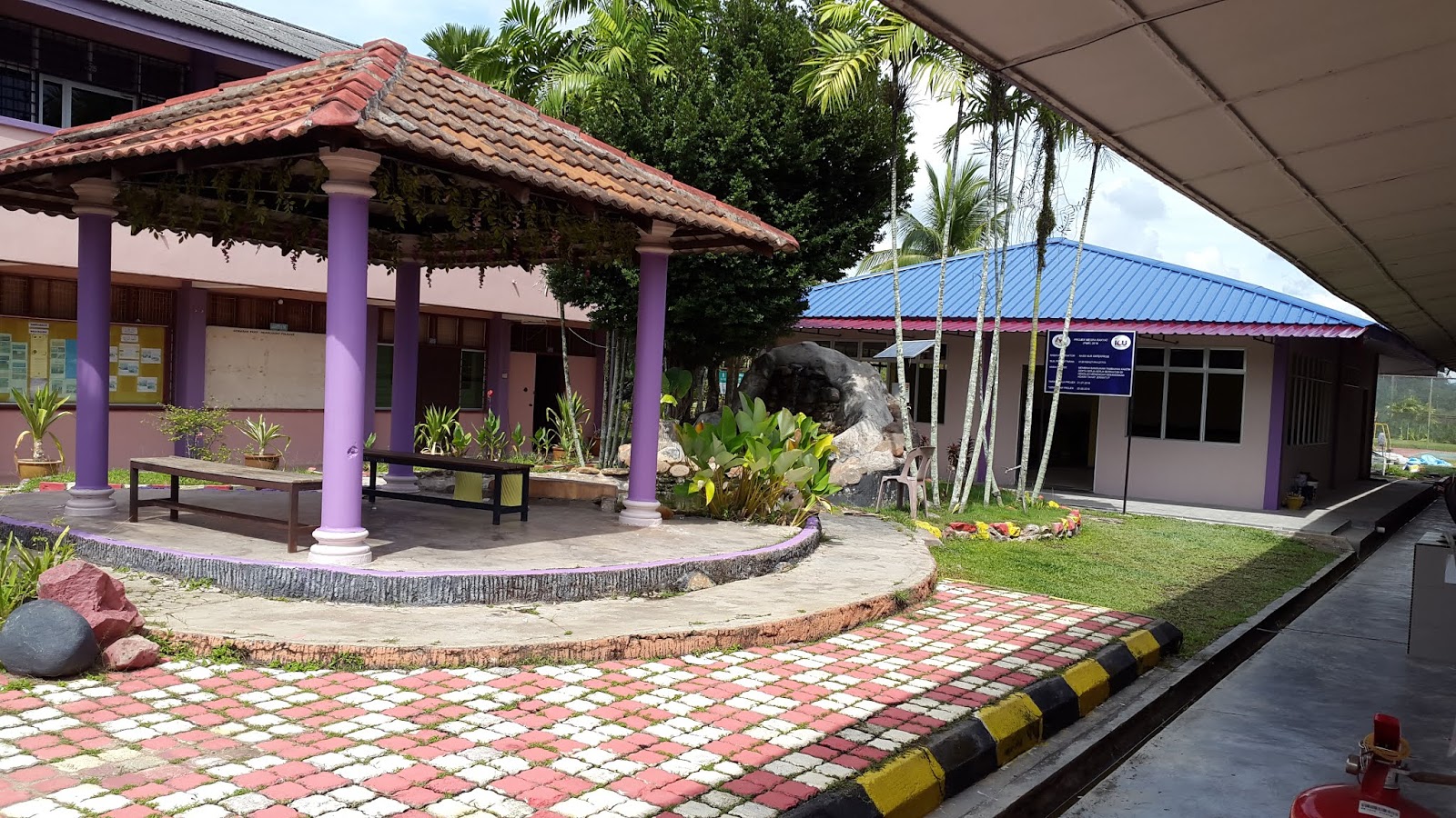 SMKA TENGKU AMPUAN HAJJAH AFZAN PAHANG: PERSEKITARAN SEKOLAH