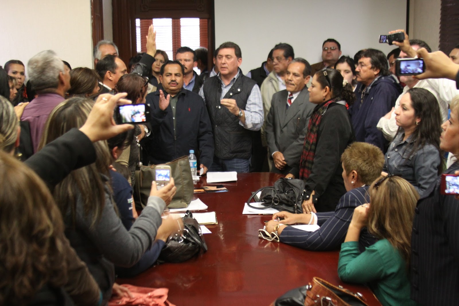 HMPNOTICIAS: Busca Otto Claussen acuerdos en conflicto del CBTIS 40